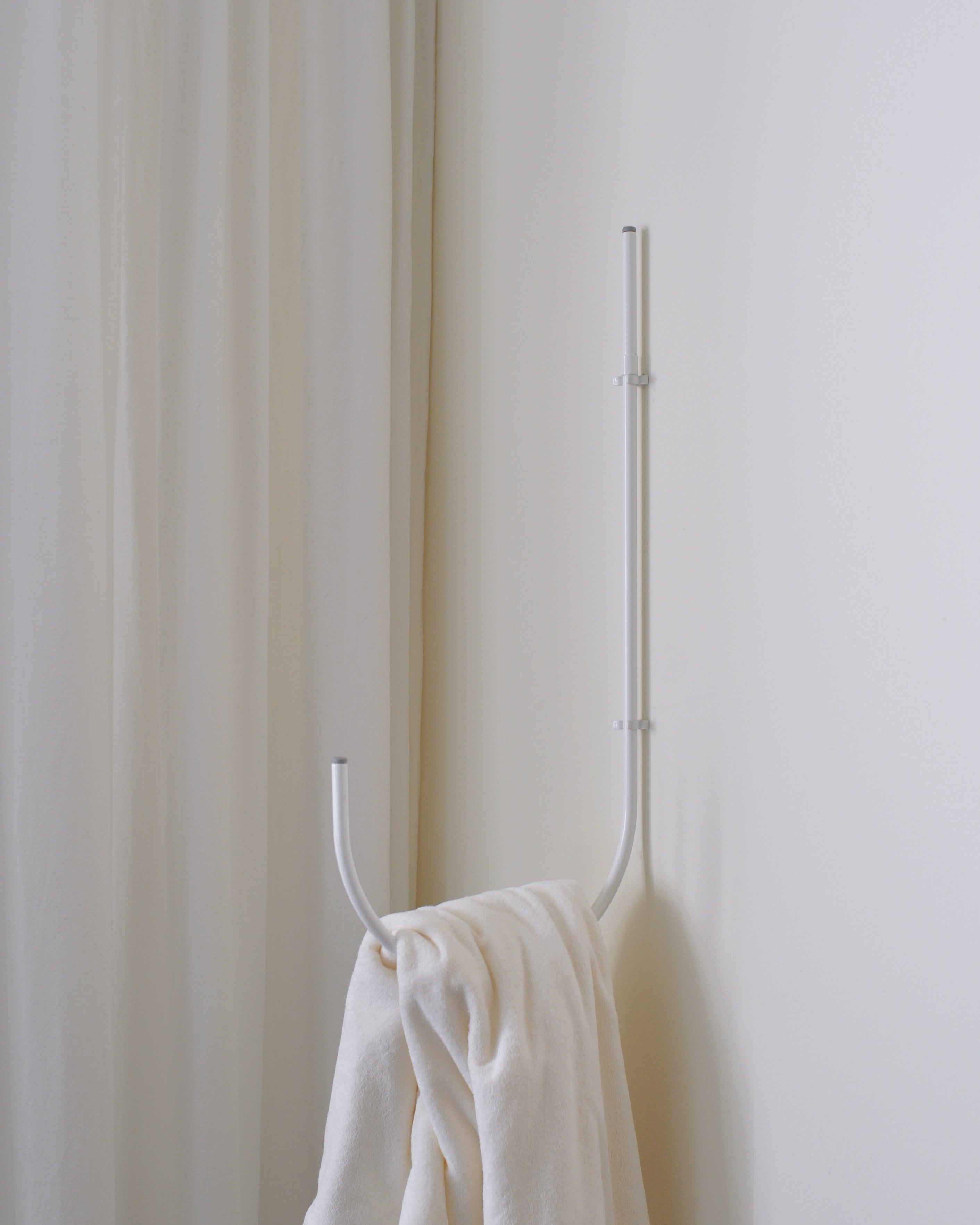 großer wandhaken / hanger arch weiß - kolor.de